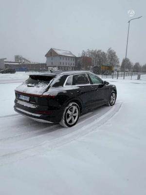 Black Audi E-Tron 2022 in Marijampole, with an engine capacity of 0.00 L and mileage of 195 thousand km for 24700 €, photo 6 on AUTOMOTO.COM.LV