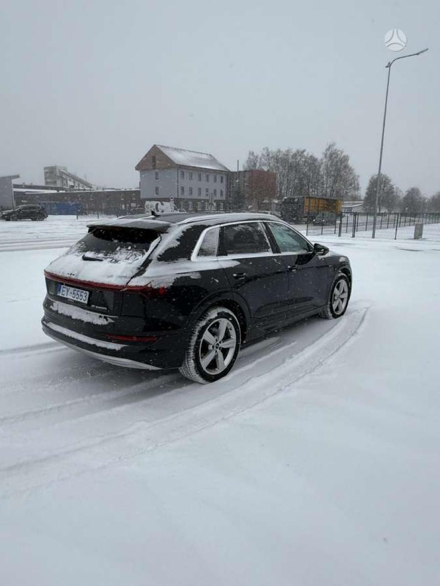 Black Audi E-Tron 2022 in Marijampole, with an engine capacity of 0.00 L and mileage of 195 thousand km for 24700 €, photo 6 on AUTOMOTO.COM.LV