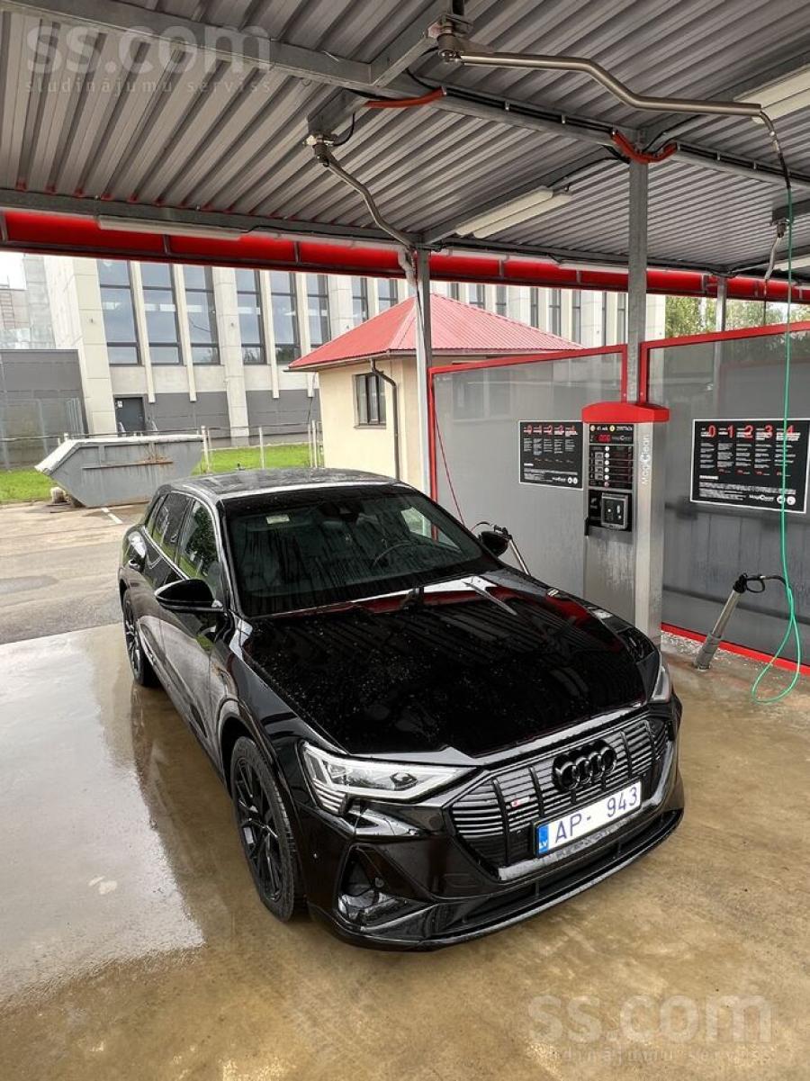 Melns Audi E-Tron 2022 Daugavpils, ar dzinēja tilpumu 0.00 L un nobraukumu 65 tūkst. km par 41400 €, foto 1 vietnē AUTOMOTO.COM.LV