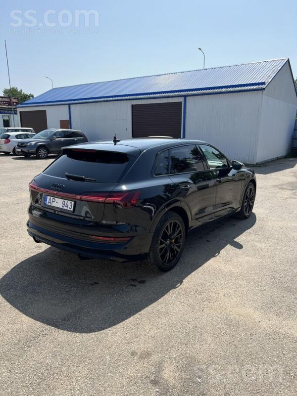 Black Audi E-Tron 2022 in Daugavpils, with an engine capacity of 0.00 L and mileage of 65 thousand km for 41400 €, photo 6 on AUTOMOTO.COM.LV