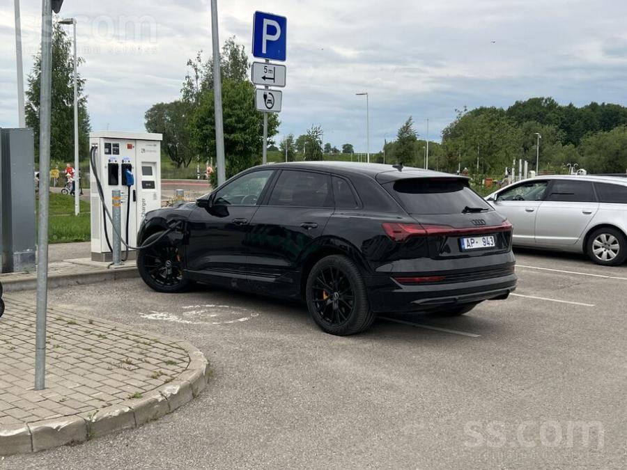 Melns Audi E-Tron 2022 Daugavpils, ar dzinēja tilpumu 0.00 L un nobraukumu 65 tūkst. km par 41400 €, foto 29 vietnē AUTOMOTO.COM.LV