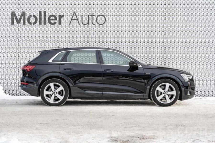 Black Audi E-Tron 2022 in Riga, with an engine capacity of 0.00 L and mileage of 54 thousand km for 34900 €, photo 5 on AUTOMOTO.COM.LV
