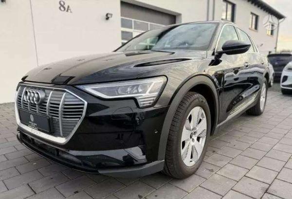 Melns Audi E-Tron 2022 Viļņa, ar dzinēja tilpumu 0.00 L un nobraukumu 7 tūkst. km par 31000 €, foto 2 vietnē AUTOMOTO.COM.LV