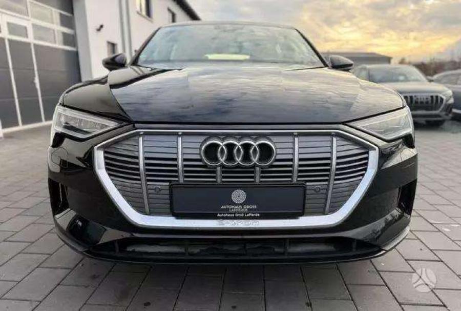 Melns Audi E-Tron 2022 Viļņa, ar dzinēja tilpumu 0.00 L un nobraukumu 7 tūkst. km par 31000 €, foto 4 vietnē AUTOMOTO.COM.LV