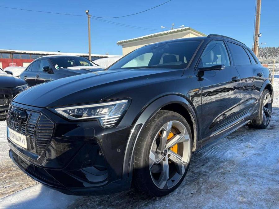 Black Audi E-Tron 2022 in Vilnius, with an engine capacity of 0.00 L and mileage of 140 thousand km for 33300 €, photo 1 on AUTOMOTO.COM.LV