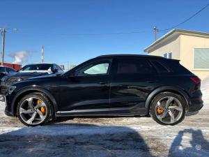 Black Audi E-Tron 2022 in Vilnius, with an engine capacity of 0.00 L and mileage of 140 thousand km for 33300 €, photo 7 on AUTOMOTO.COM.LV