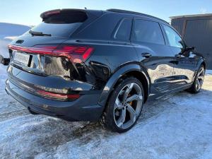 Black Audi E-Tron 2022 in Vilnius, with an engine capacity of 0.00 L and mileage of 140 thousand km for 33300 €, photo 8 on AUTOMOTO.COM.LV
