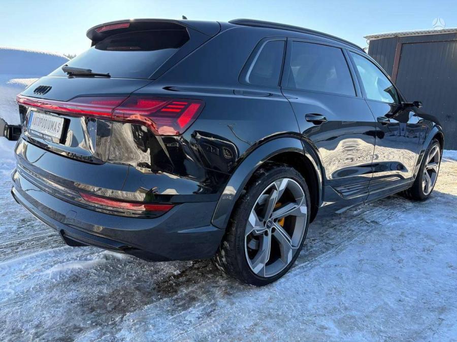 Black Audi E-Tron 2022 in Vilnius, with an engine capacity of 0.00 L and mileage of 140 thousand km for 33300 €, photo 8 on AUTOMOTO.COM.LV