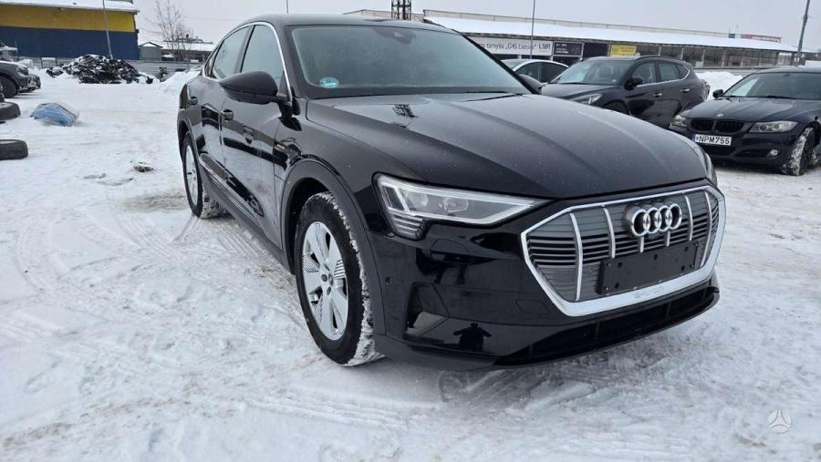 Melns Audi E-Tron 2022 Šauļi, ar dzinēja tilpumu 0.00 L un nobraukumu 25 tūkst. km par 20900 €, foto 3 vietnē AUTOMOTO.COM.LV