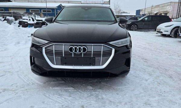 Black Audi E-Tron 2022 in Siauliai, with an engine capacity of 0.00 L and mileage of 25 thousand km for 20900 €, photo 1 on AUTOMOTO.COM.LV
