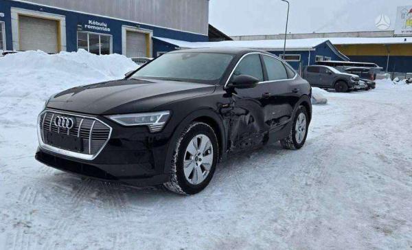 Black Audi E-Tron 2022 in Siauliai, with an engine capacity of 0.00 L and mileage of 25 thousand km for 20900 €, photo 2 on AUTOMOTO.COM.LV