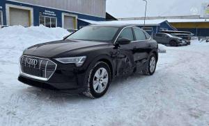 Black Audi E-Tron 2022 in Siauliai, with an engine capacity of 0.00 L and mileage of 25 thousand km for 20900 €, photo 2 on AUTOMOTO.COM.LV