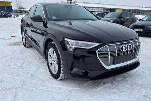Black Audi E-Tron 2022 in Siauliai, with an engine capacity of 0.00 L and mileage of 25 thousand km for 20900 €, photo 3 on AUTOMOTO.COM.LV