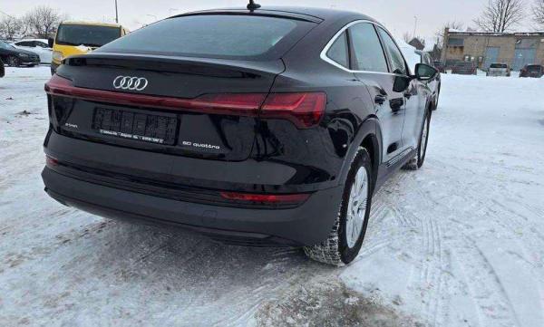 Black Audi E-Tron 2022 in Siauliai, with an engine capacity of 0.00 L and mileage of 25 thousand km for 20900 €, photo 4 on AUTOMOTO.COM.LV