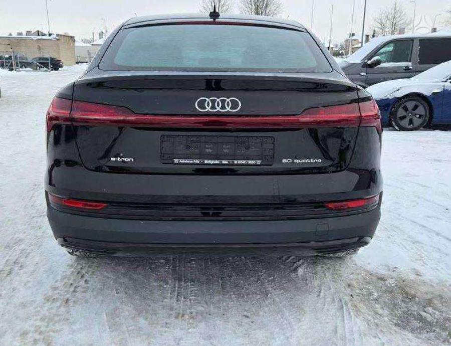 Black Audi E-Tron 2022 in Siauliai, with an engine capacity of 0.00 L and mileage of 25 thousand km for 20900 €, photo 5 on AUTOMOTO.COM.LV