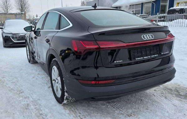 Black Audi E-Tron 2022 in Siauliai, with an engine capacity of 0.00 L and mileage of 25 thousand km for 20900 €, photo 6 on AUTOMOTO.COM.LV
