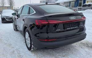Black Audi E-Tron 2022 in Siauliai, with an engine capacity of 0.00 L and mileage of 25 thousand km for 20900 €, photo 6 on AUTOMOTO.COM.LV