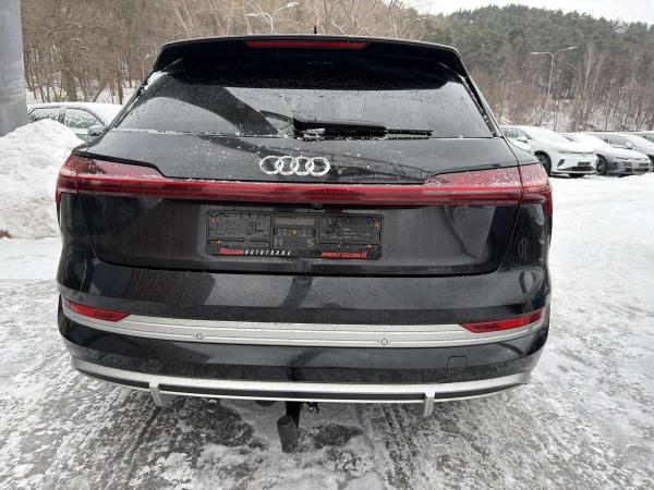 Black Audi E-Tron 2022 in Vilnius, with an engine capacity of 0.00 L and mileage of 168 thousand km for 29900 €, photo 5 on AUTOMOTO.COM.LV