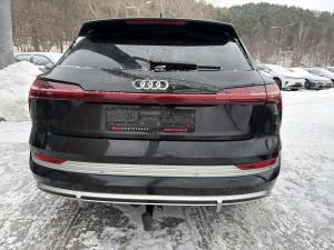 Black Audi E-Tron 2022 in Vilnius, with an engine capacity of 0.00 L and mileage of 168 thousand km for 29900 €, photo 5 on AUTOMOTO.COM.LV