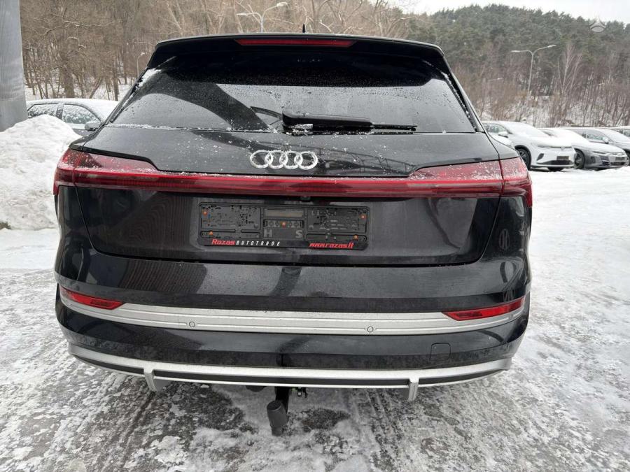 Black Audi E-Tron 2022 in Vilnius, with an engine capacity of 0.00 L and mileage of 168 thousand km for 29900 €, photo 5 on AUTOMOTO.COM.LV