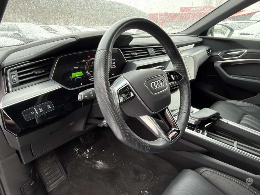 Black Audi E-Tron 2022 in Vilnius, with an engine capacity of 0.00 L and mileage of 168 thousand km for 29900 €, photo 9 on AUTOMOTO.COM.LV