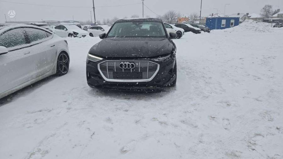 Black Audi E-Tron 2022 in Siauliai, with an engine capacity of 0.00 L and mileage of 30 thousand km for 18900 €, photo 1 on AUTOMOTO.COM.LV