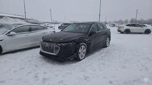 Black Audi E-Tron 2022 in Siauliai, with an engine capacity of 0.00 L and mileage of 30 thousand km for 18900 €, photo 2 on AUTOMOTO.COM.LV