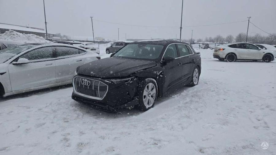 Black Audi E-Tron 2022 in Siauliai, with an engine capacity of 0.00 L and mileage of 30 thousand km for 18900 €, photo 2 on AUTOMOTO.COM.LV