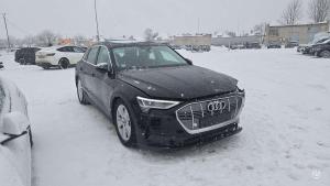 Black Audi E-Tron 2022 in Siauliai, with an engine capacity of 0.00 L and mileage of 30 thousand km for 18900 €, photo 3 on AUTOMOTO.COM.LV