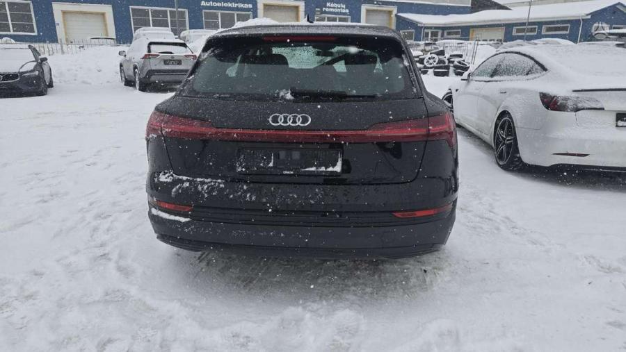 Black Audi E-Tron 2022 in Siauliai, with an engine capacity of 0.00 L and mileage of 30 thousand km for 18900 €, photo 4 on AUTOMOTO.COM.LV