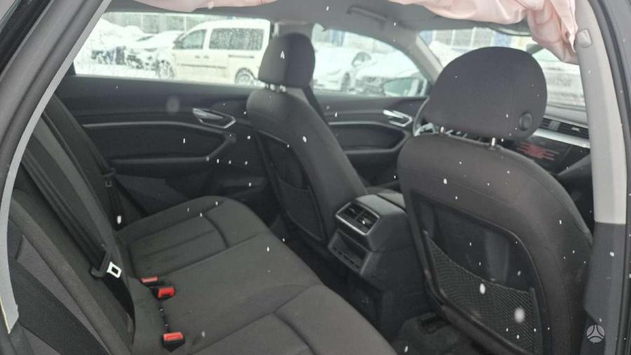 Black Audi E-Tron 2022 in Siauliai, with an engine capacity of 0.00 L and mileage of 30 thousand km for 18900 €, photo 6 on AUTOMOTO.COM.LV
