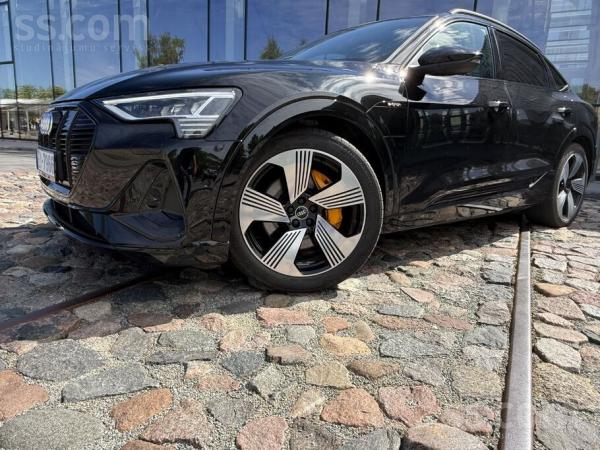 Black Audi E-Tron 2022 in Riga, with an engine capacity of 0.00 L and mileage of 54 thousand km for 33950 €, photo 2 on AUTOMOTO.COM.LV