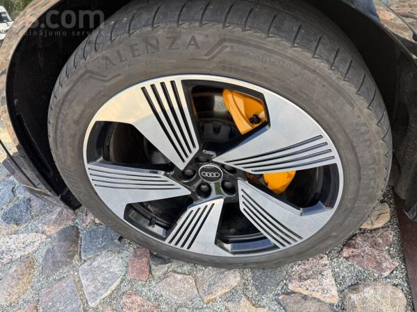 Black Audi E-Tron 2022 in Riga, with an engine capacity of 0.00 L and mileage of 54 thousand km for 33950 €, photo 4 on AUTOMOTO.COM.LV