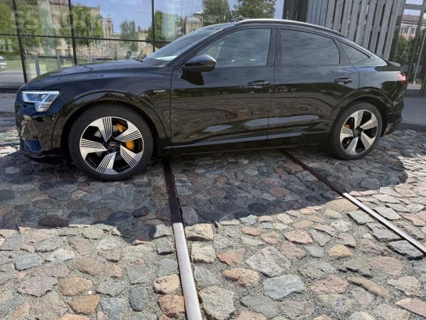 Black Audi E-Tron 2022 in Riga, with an engine capacity of 0.00 L and mileage of 54 thousand km for 33950 €, photo 5 on AUTOMOTO.COM.LV