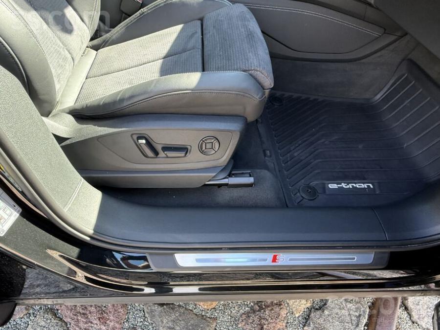 Melns Audi E-Tron 2022 Rīga, ar dzinēja tilpumu 0.00 L un nobraukumu 54 tūkst. km par 33950 €, foto 24 vietnē AUTOMOTO.COM.LV