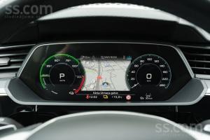 Black Audi E-Tron 2022 in Riga, with an engine capacity of 0.00 L and mileage of 28 thousand km for 37950 €, photo 14 on AUTOMOTO.COM.LV