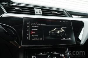 Black Audi E-Tron 2022 in Riga, with an engine capacity of 0.00 L and mileage of 28 thousand km for 37950 €, photo 21 on AUTOMOTO.COM.LV