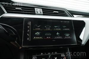 Black Audi E-Tron 2022 in Riga, with an engine capacity of 0.00 L and mileage of 28 thousand km for 37950 €, photo 19 on AUTOMOTO.COM.LV