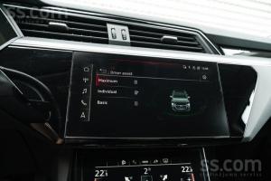 Black Audi E-Tron 2022 in Riga, with an engine capacity of 0.00 L and mileage of 28 thousand km for 37950 €, photo 22 on AUTOMOTO.COM.LV