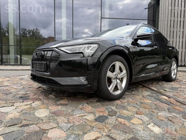 Black Audi E-Tron 2022 in Riga, with an engine capacity of 0.00 L and mileage of 138 thousand km for 24555 €, photo 2 on AUTOMOTO.COM.LV
