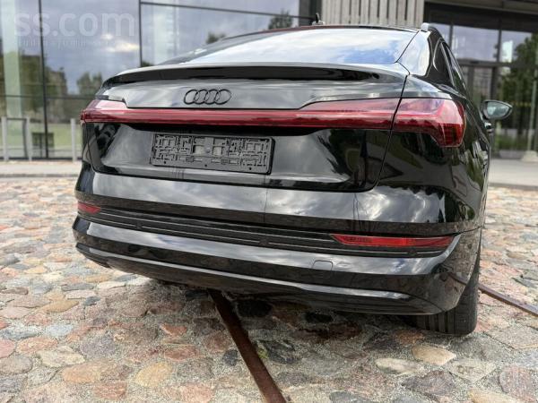 Black Audi E-Tron 2022 in Riga, with an engine capacity of 0.00 L and mileage of 138 thousand km for 24555 €, photo 7 on AUTOMOTO.COM.LV