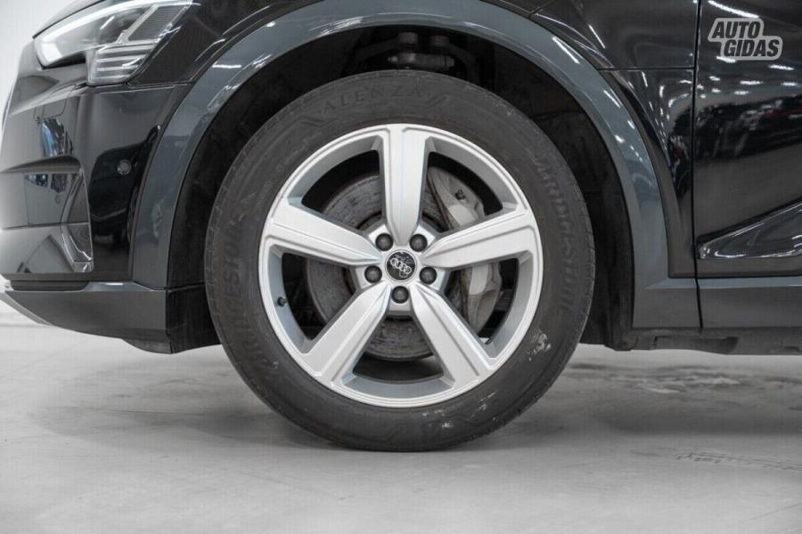 Black Audi E-Tron 2022 in Vilnius, with an engine capacity of 0.00 L and mileage of 58 thousand km for 29500 €, photo 24 on AUTOMOTO.COM.LV