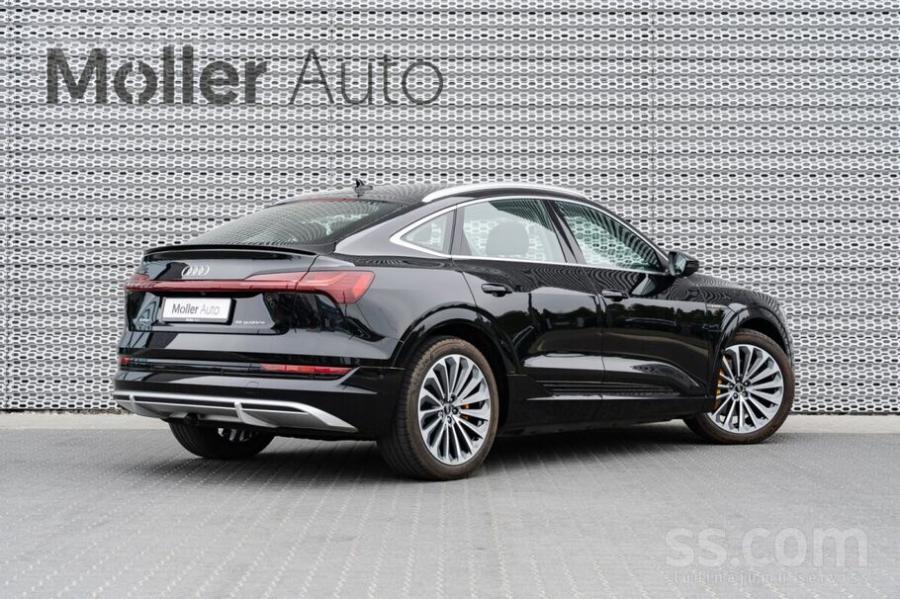 Black Audi E-Tron 2022 in Riga, with an engine capacity of 0.00 L and mileage of 33 thousand km for 42600 €, photo 5 on AUTOMOTO.COM.LV