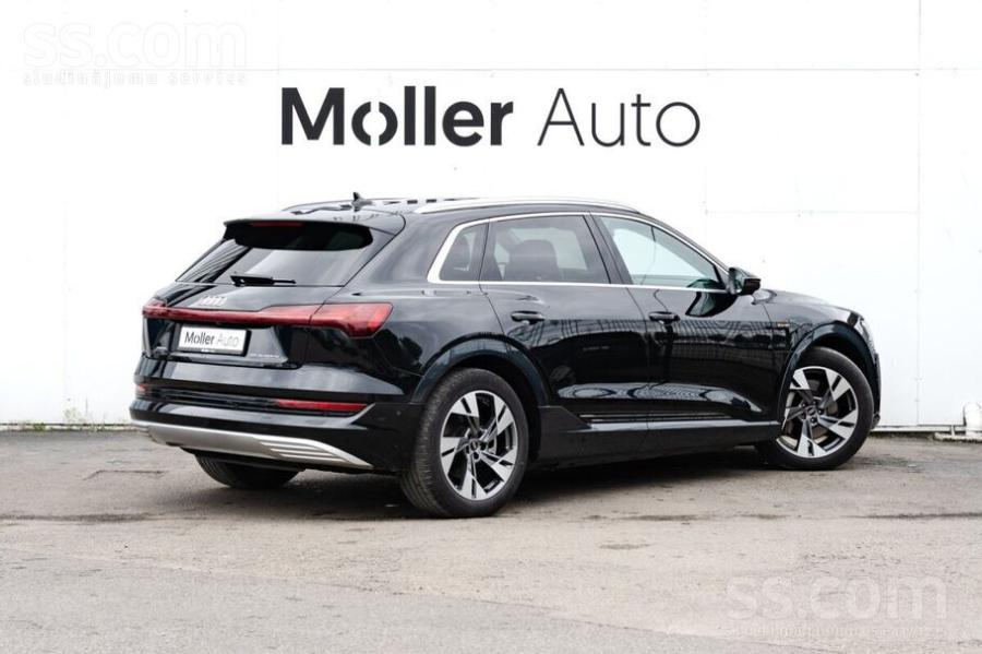 Black Audi E-Tron 2022 in Riga, with an engine capacity of 0.00 L and mileage of 44 thousand km for 34950 €, photo 5 on AUTOMOTO.COM.LV