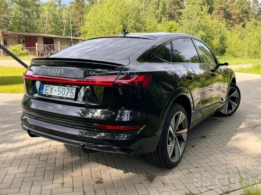 Black Audi E-Tron 2022 in Riga, with an engine capacity of 0.00 L and mileage of 81 thousand km for 42000 €, photo 12 on AUTOMOTO.COM.LV