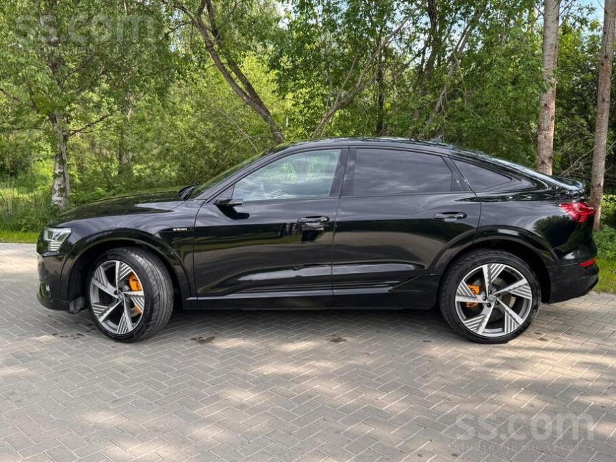 Black Audi E-Tron 2022 in Riga, with an engine capacity of 0.00 L and mileage of 81 thousand km for 42000 €, photo 13 on AUTOMOTO.COM.LV