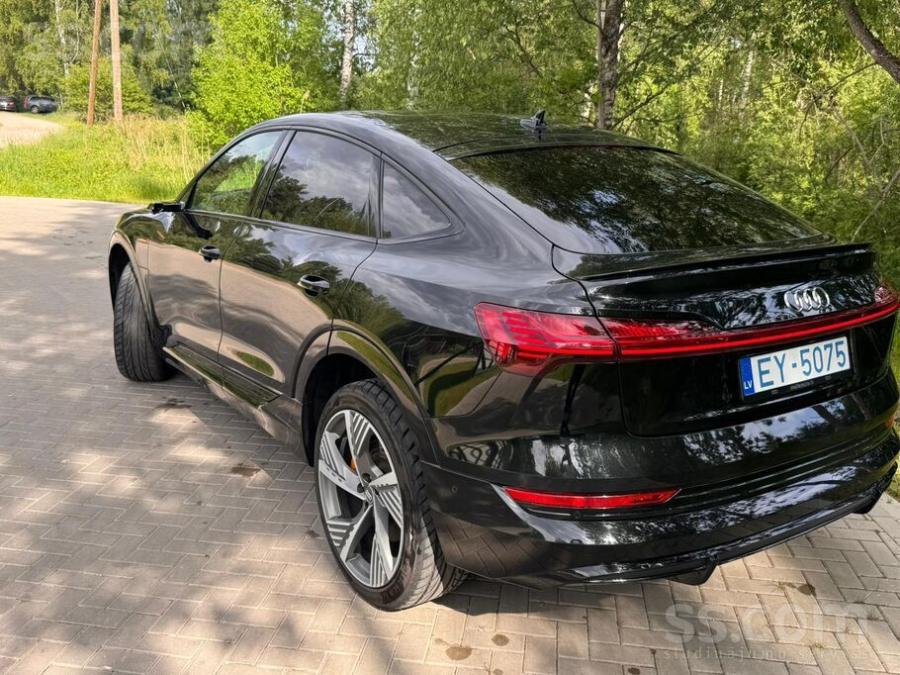 Black Audi E-Tron 2022 in Riga, with an engine capacity of 0.00 L and mileage of 81 thousand km for 42000 €, photo 14 on AUTOMOTO.COM.LV