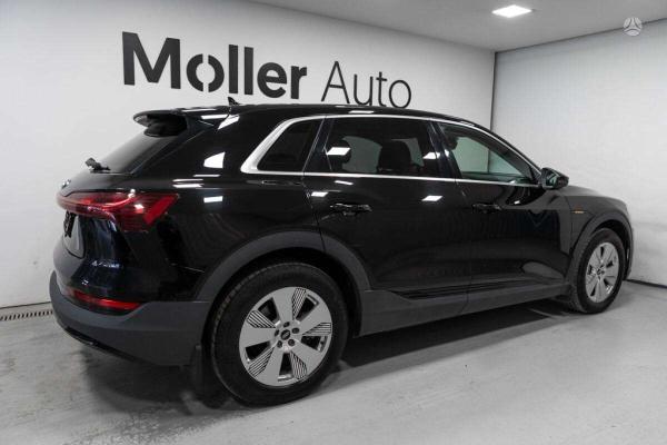 Melns Audi E-Tron 2022 Viļņa, ar dzinēja tilpumu 0.00 L un nobraukumu 62 tūkst. km par 29900 €, foto 4 vietnē AUTOMOTO.COM.LV