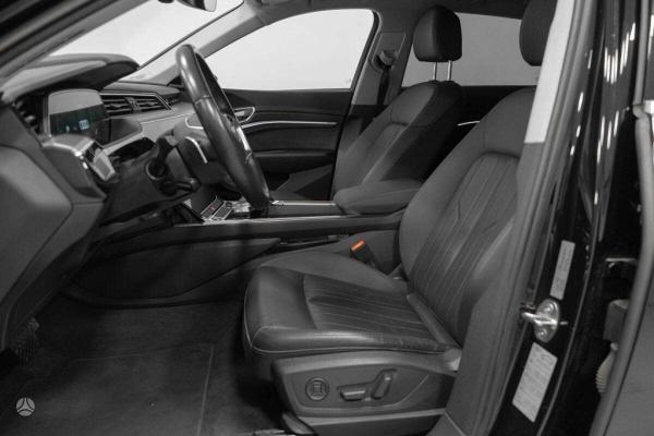 Melns Audi E-Tron 2022 Viļņa, ar dzinēja tilpumu 0.00 L un nobraukumu 62 tūkst. km par 29900 €, foto 5 vietnē AUTOMOTO.COM.LV