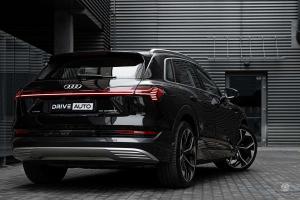 Черный Ауди E-Tron 2022 в Вильнюс, объемом двигателя 0.00 л и пробегом 35 тыс. км за 35900 €, фото 3 на AUTOMOTO.COM.LV